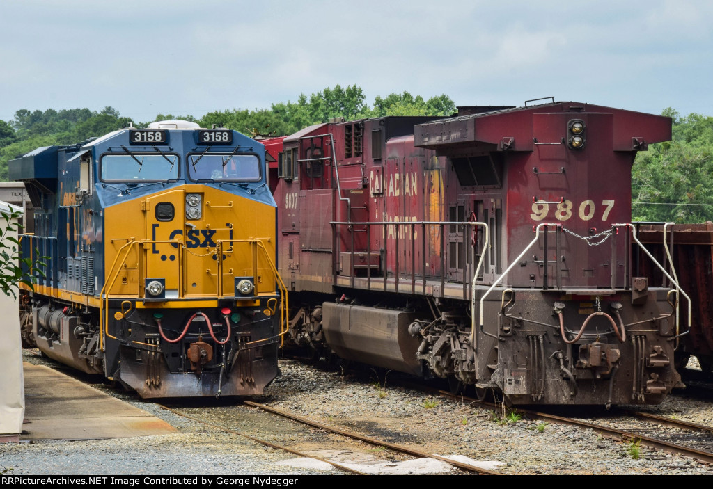 CP 9807 & CSX 3158